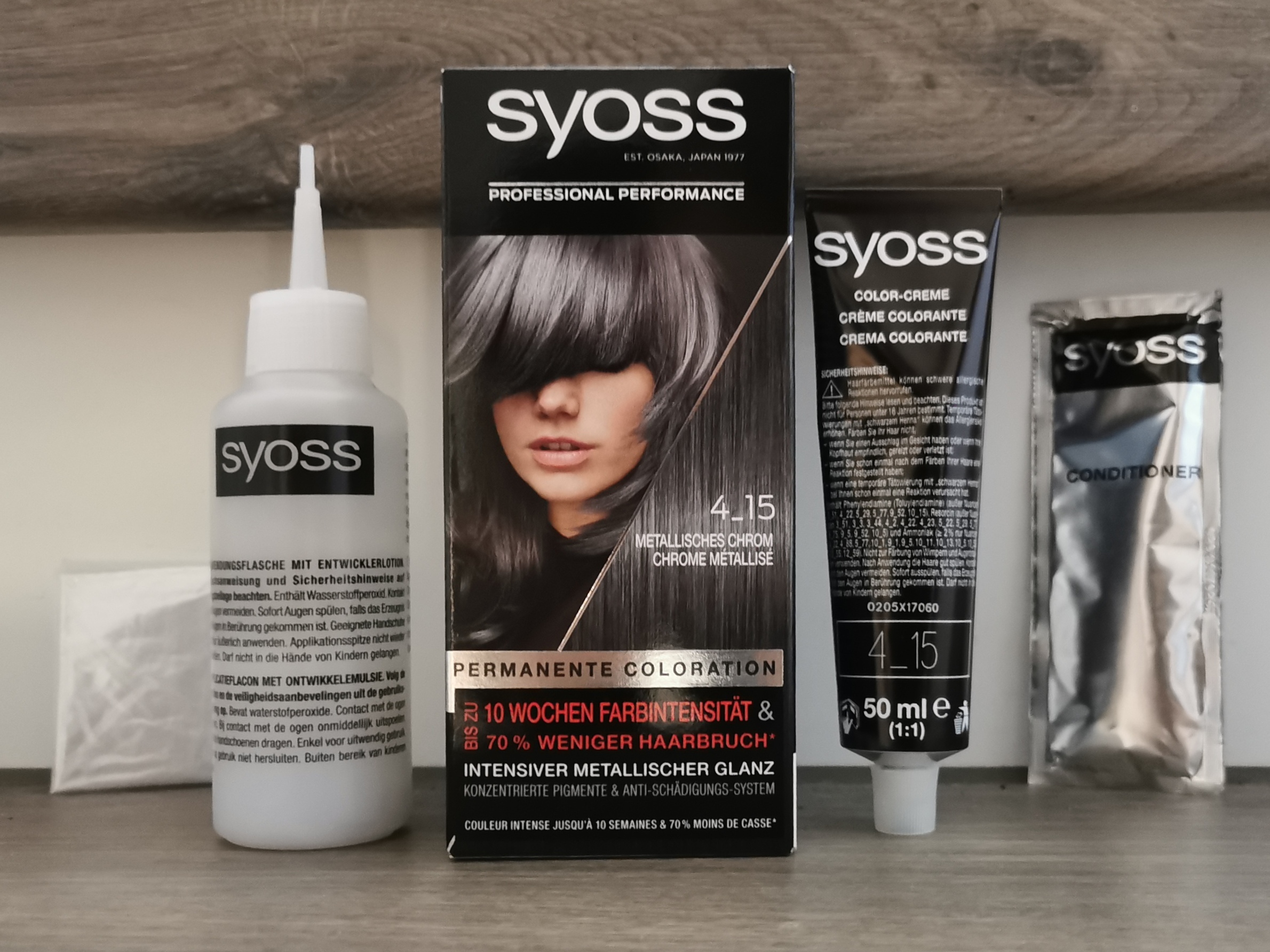 Syoss Metallisches Chrom 4_15 - Nerd mit Nadel